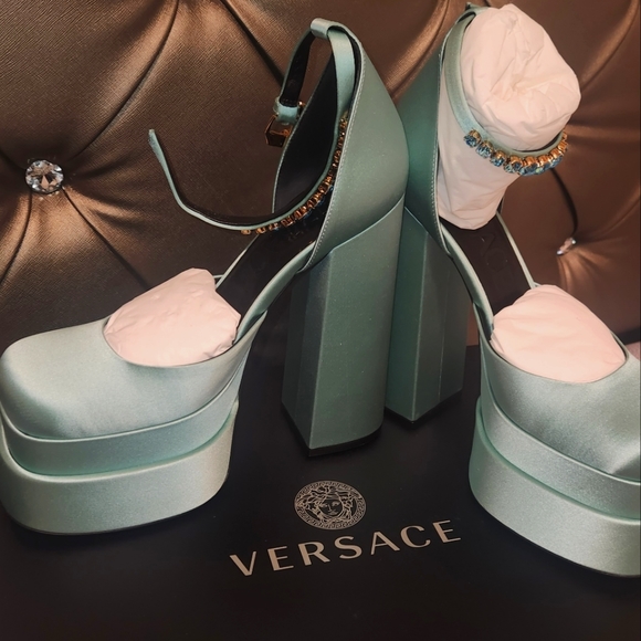 Versace | Shoes | Versace Aevitas Platform Pumps Closed Toe In Forget ...